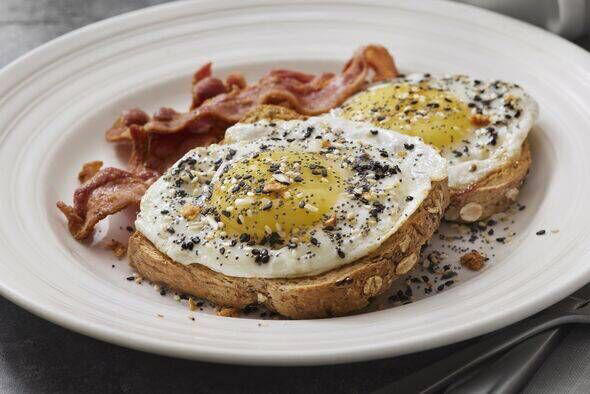 Fried eggs are flavourful and crispy if you add 1 simple ingredient to ...