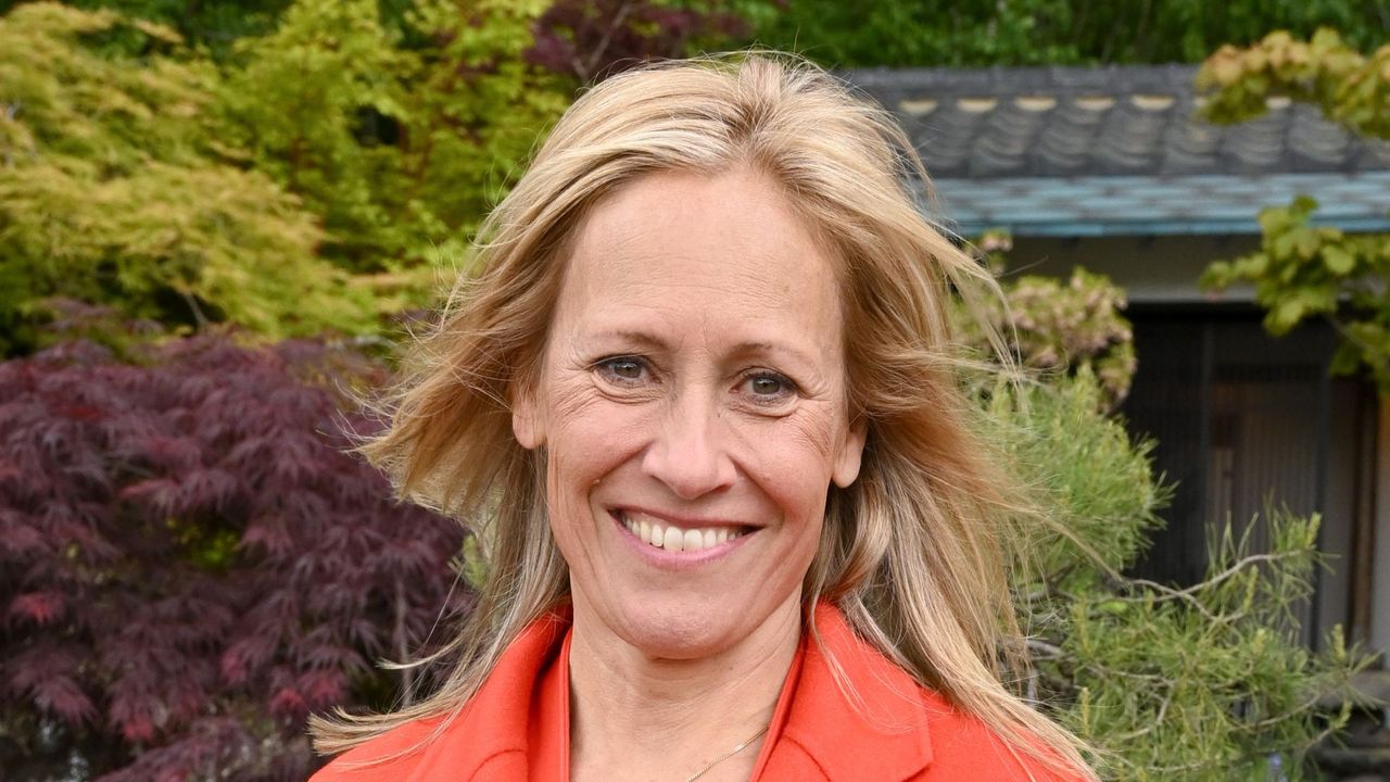 Sophie Raworth steps out in a timeless, red ME+EM dress - this ...