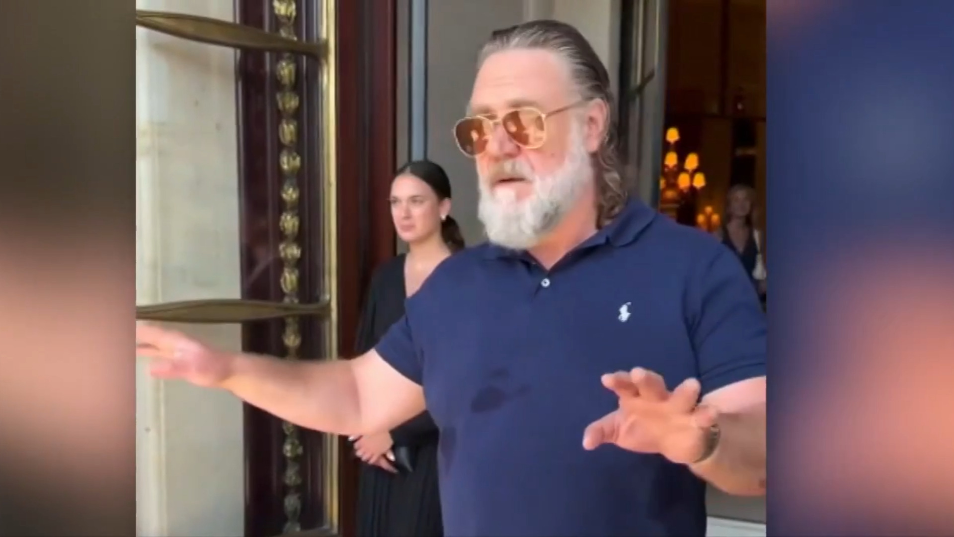 Russell Crowe sets boundaries with 'rude' autograph hunters