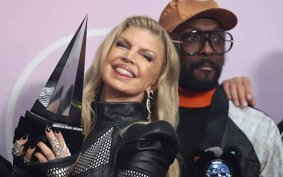 Fergie reunites with Black Eyed Peas for AMA win