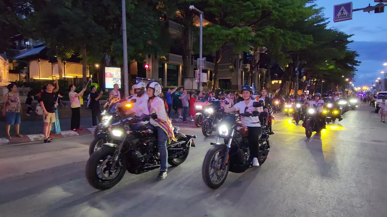 Roaring engines and vibrant colours as parade in Chiang Mai kicks off ...