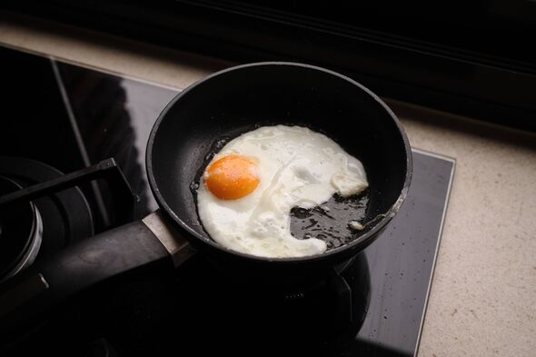 Fried eggs are flavourful and crispy if you add 1 simple ingredient to ...
