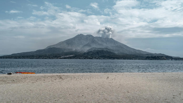 Sakurajima just sent another ash plume over Kyushu this morning — Japan ...