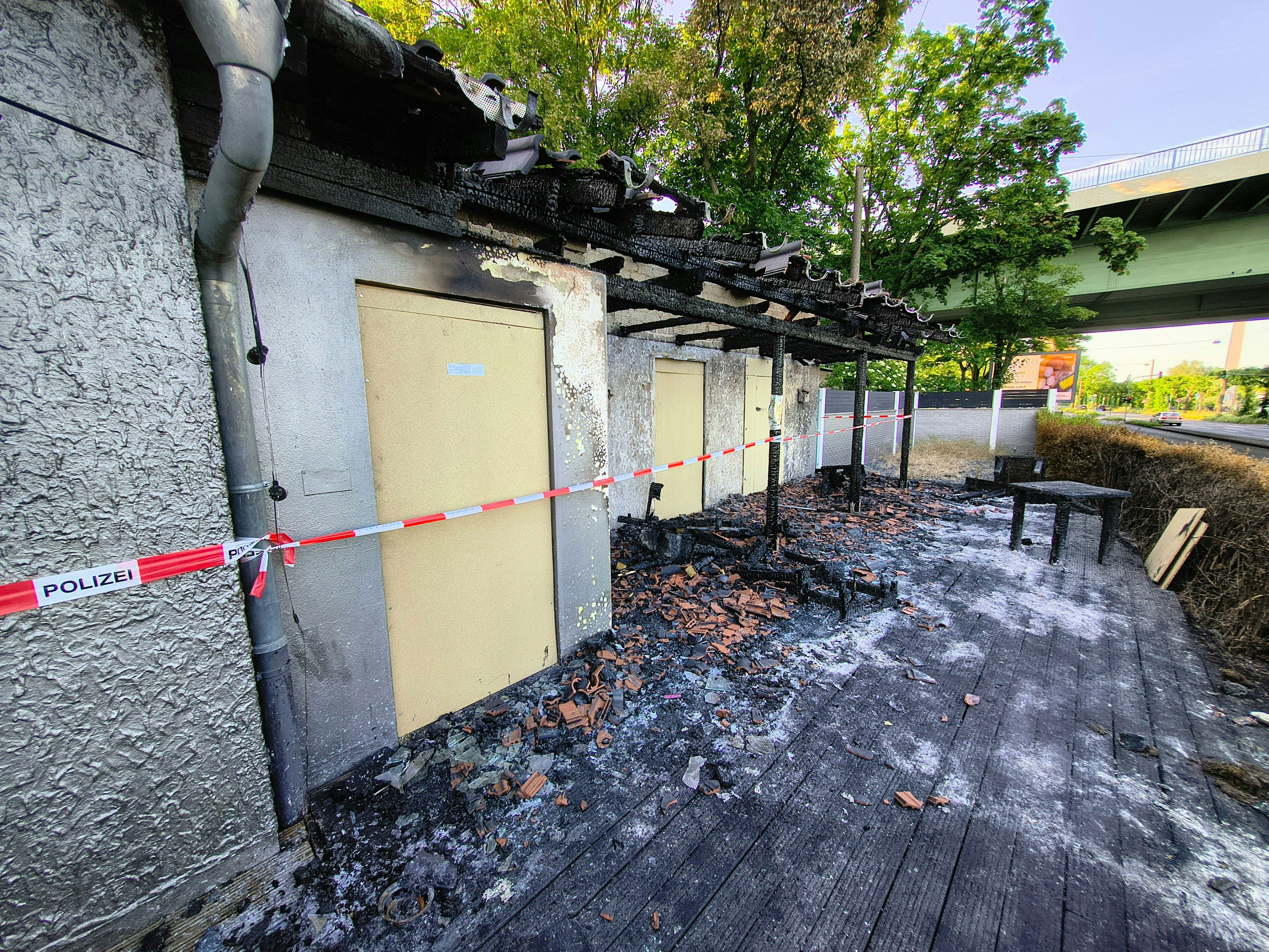 Polizei ermittelt, Gastro abgesperrt: Feuer-Inferno in Kölner ...