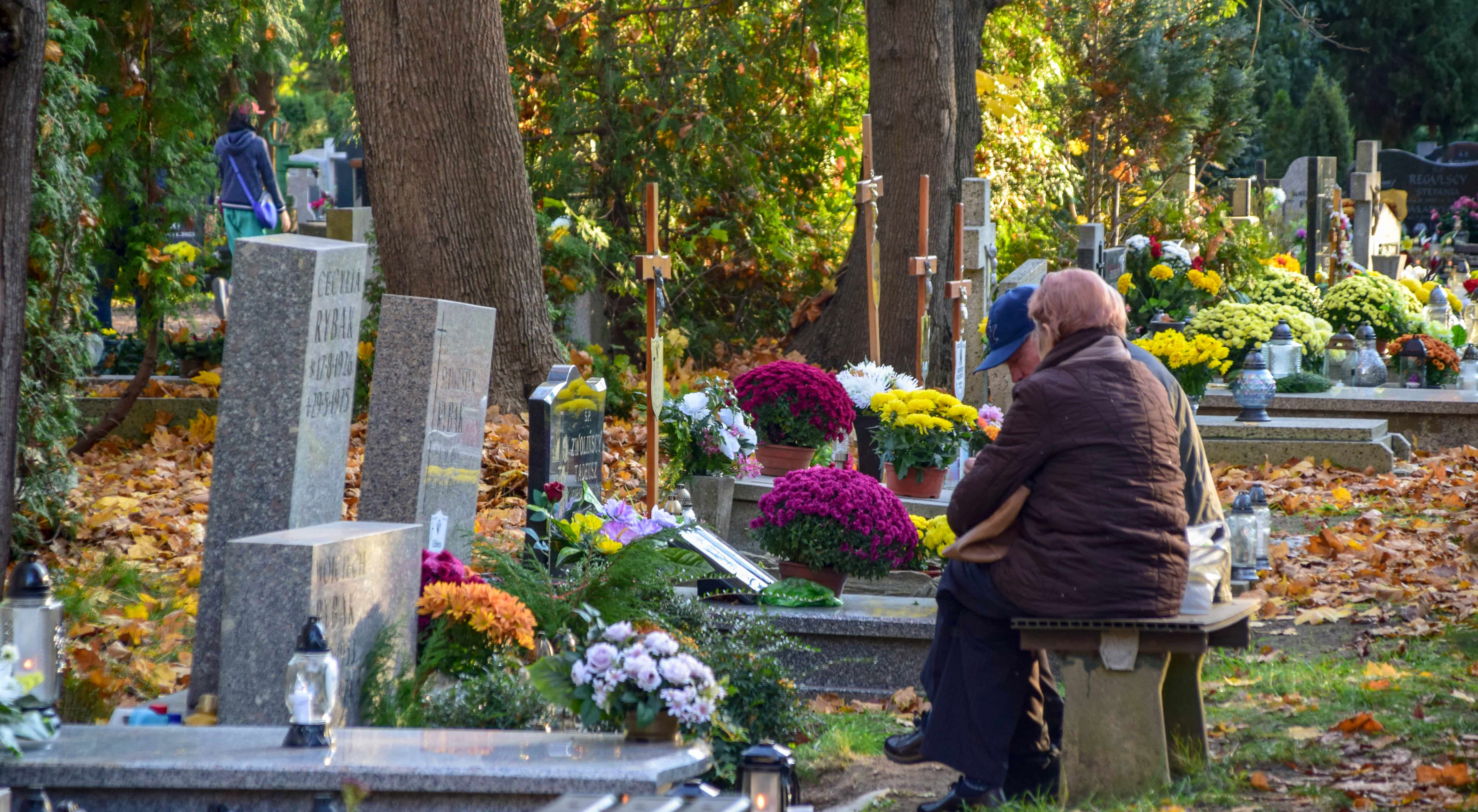 Senior couple paid for cemetery plots 20 years ago — now someone else ...
