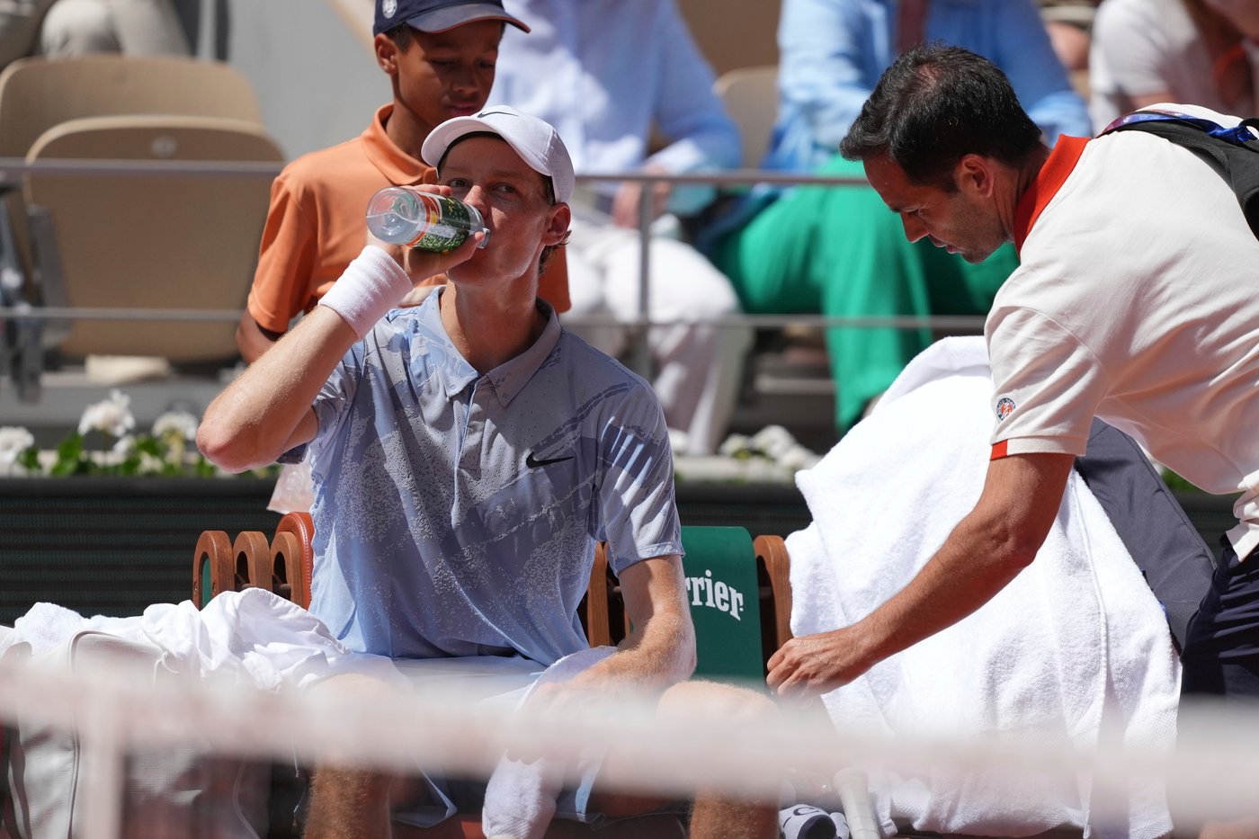Sinner appears to be struggling with the heat in French Open second round