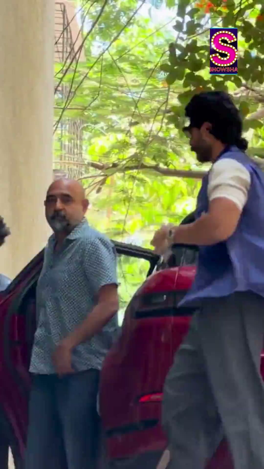 Vijay Deverakonda snapped at the Maddock office in Bandra! What's loading?