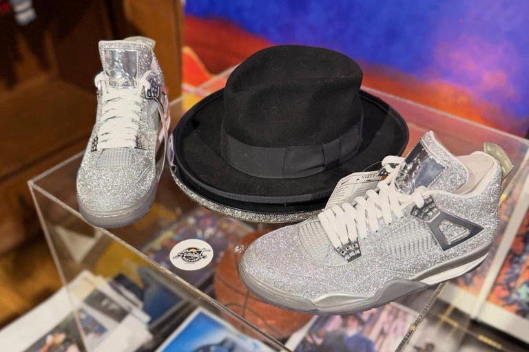 Cette nouvelle basket Air Jordan 4 hommage au gant pailleté de Michael ...