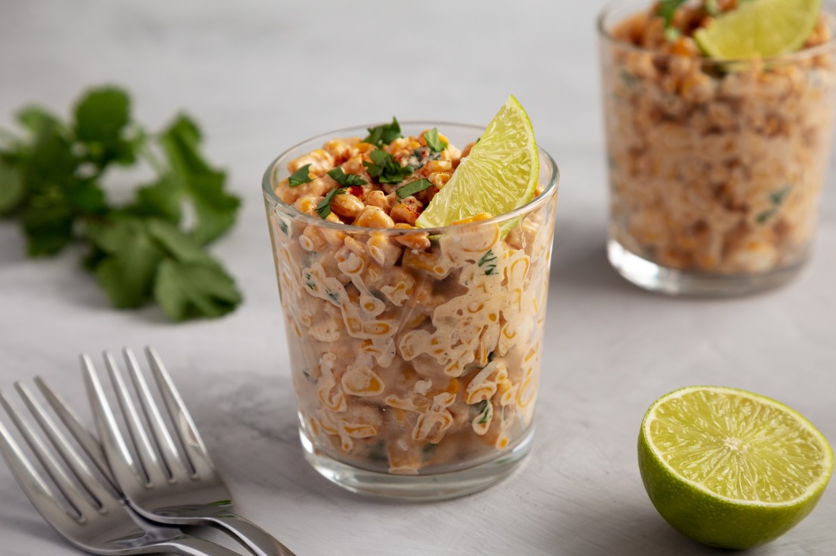 Der mexikanische Maissalat Esquites passt super zum Grillen