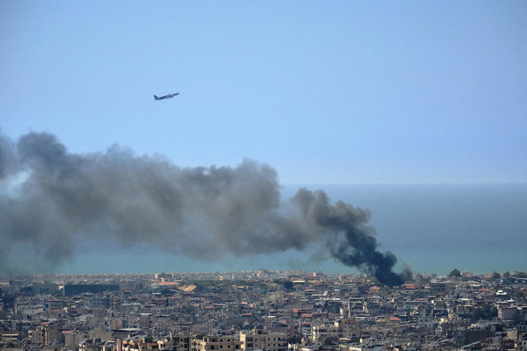 Israel bombardea Beirut tras atacar más de 135 objetivos en el sur del ...