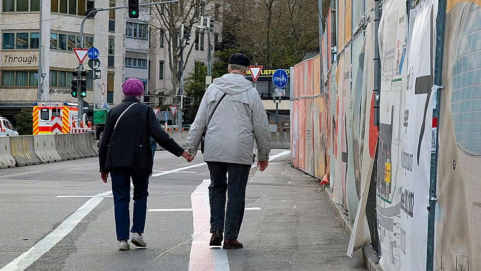 Experts highlight intentional communication as key to long-distance love