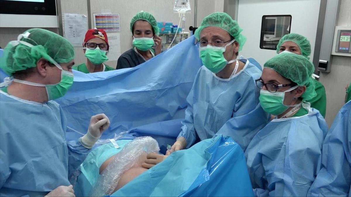 Operación pionera en Barcelona a un feto que tenía los intestinos fuera ...