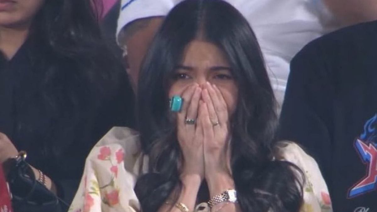 What’s the device on Anushka Sharma’s finger? It helps her pray
