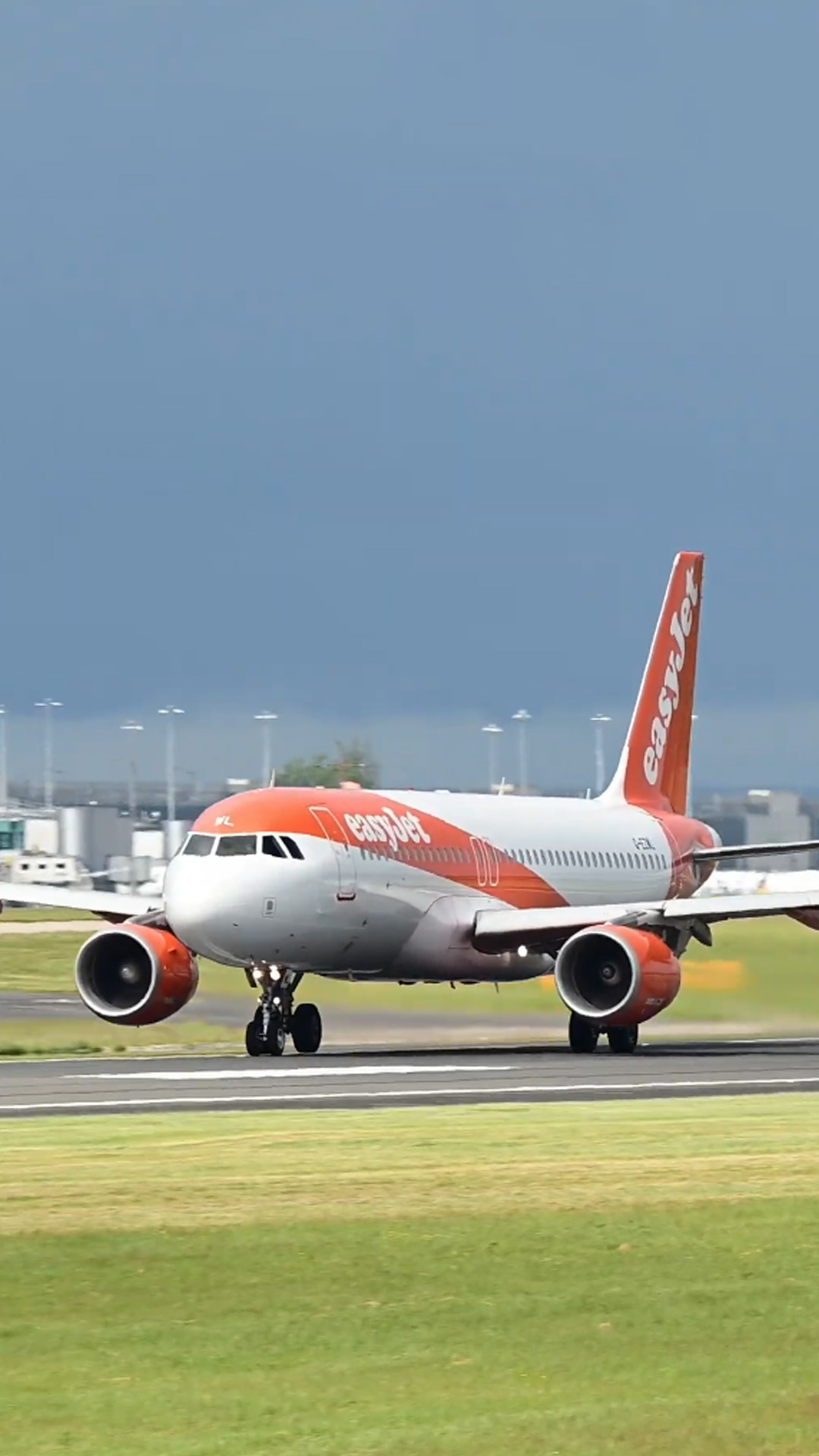EasyJet engines roar during powerful takeoff