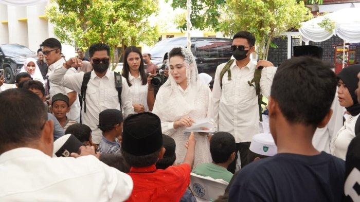 Senyum bahagia warga di Hari Raya Kurban: Senang bisa bersalaman ...
