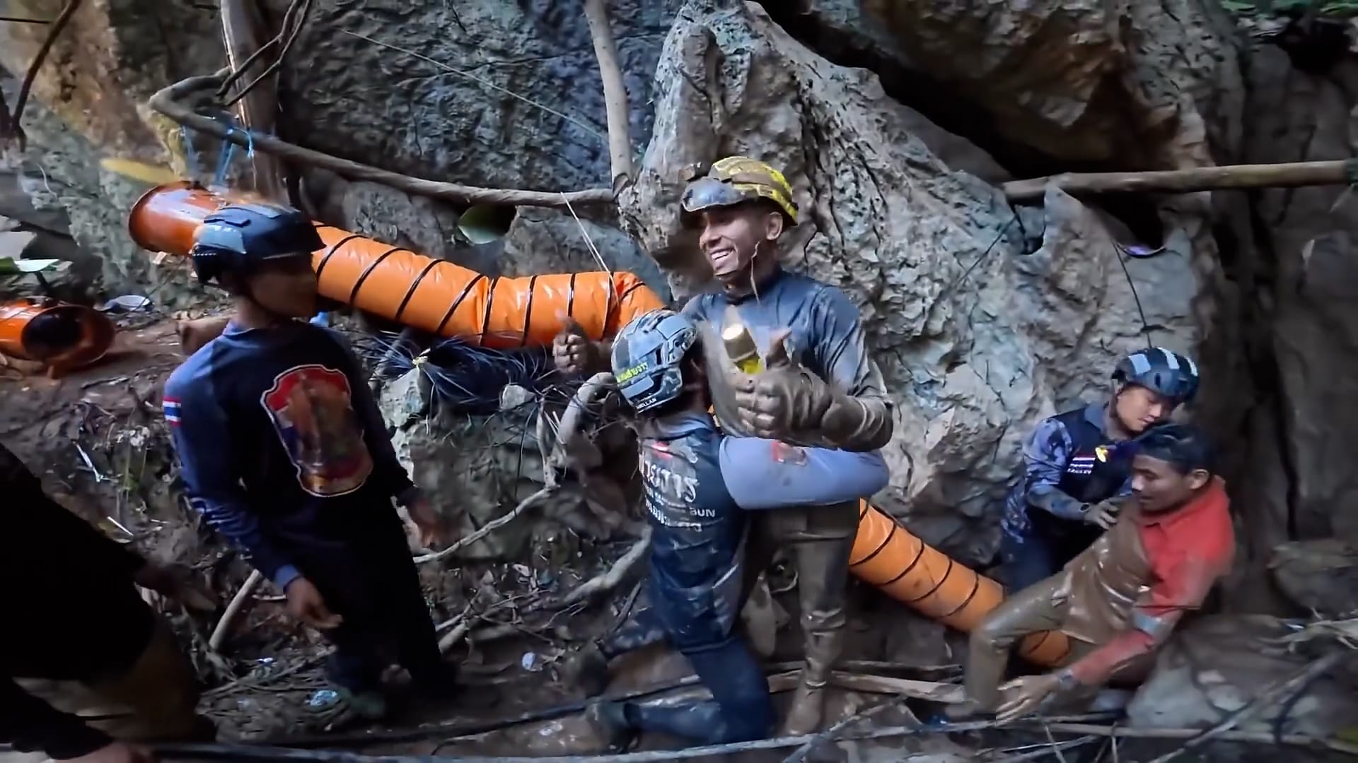 Laos: Moment cave rescue team reaches survivors as search continues for ...