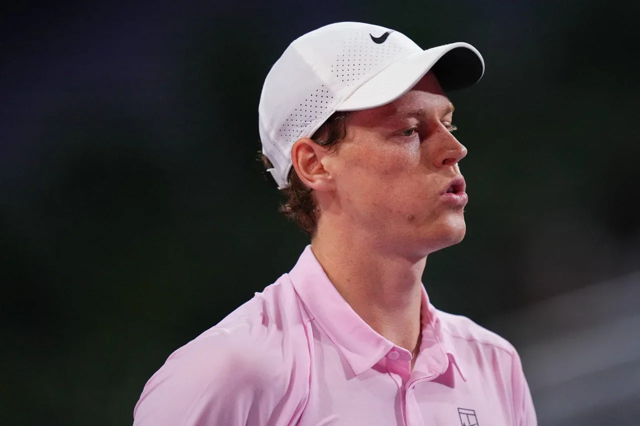 Sinner in affanno: tempo morto medico e set perso al Roland Garros