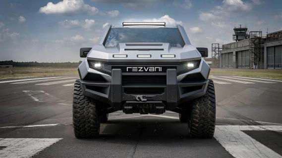 De Rezvani Fortress (862 pk) is een grote rijdende wie-doet-me-wat