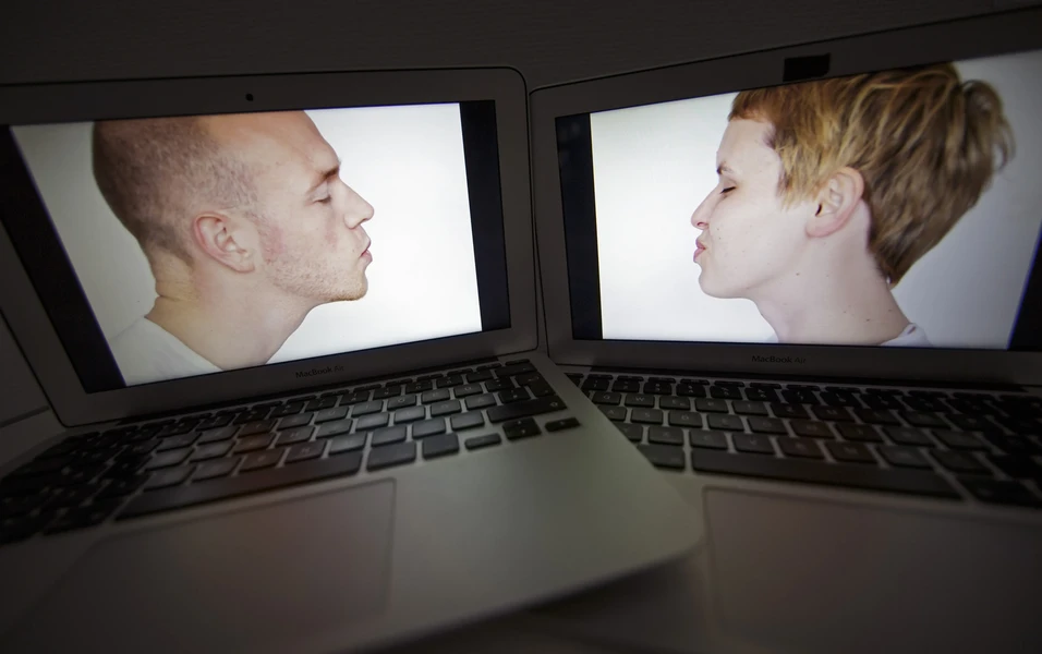 Experts highlight intentional communication as key to long-distance love