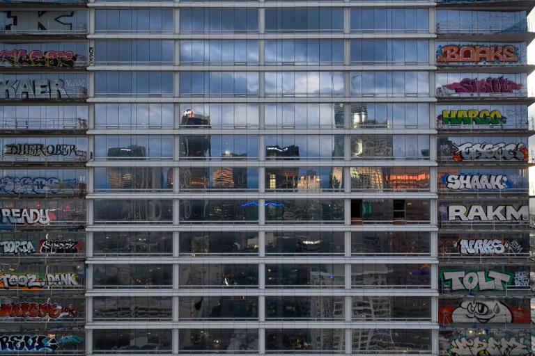 Sale of Oceanwide Plaza graffiti towers in LA delayed