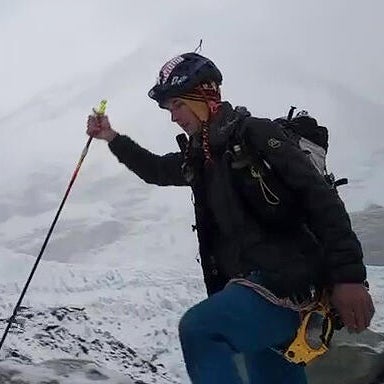 American climber breaks Everest speed record, his team says