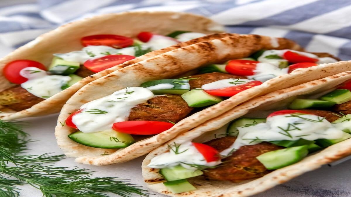 The falafel gyros trend taking over healthy Mediterranean food lovers ...
