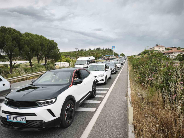 Tatilciler Muğla’ya akın etti: Araç kuyruğu 22 kilometreye ulaştı