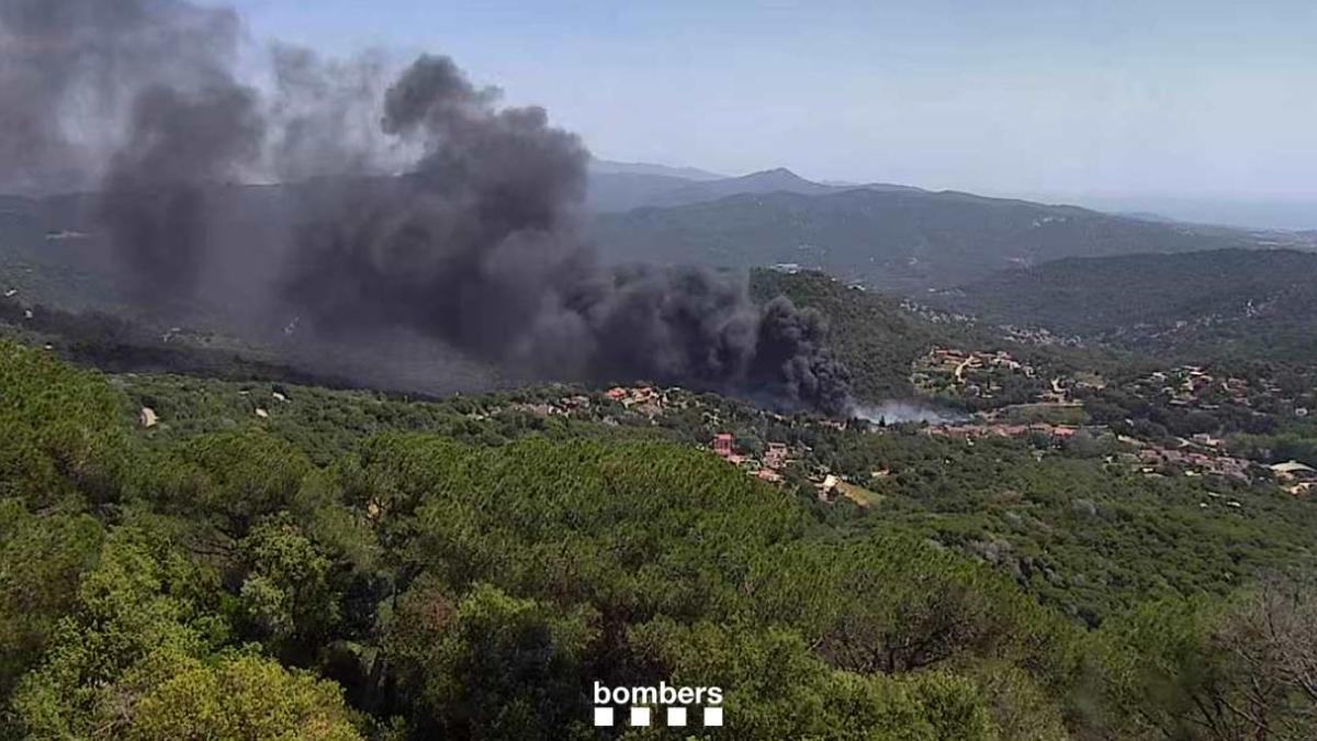 Bombers trata de acotar un incendio en Òrrius para evitar que se ...