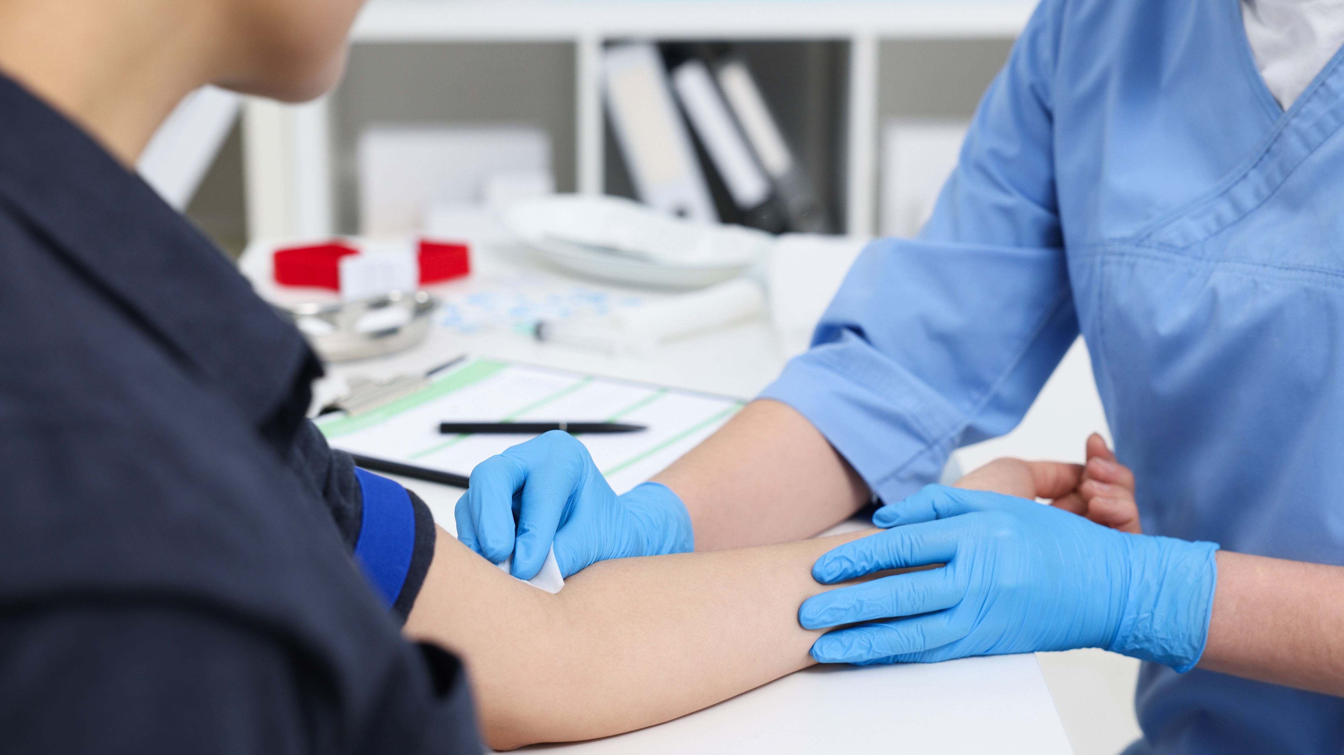 Przełom w wykrywaniu raka jelita? Pojawia się prosty test z krwi — ale ...