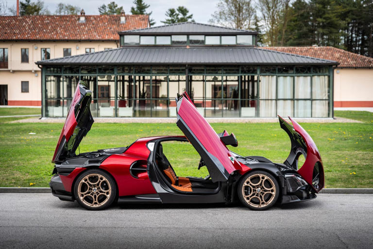 El Alfa Romeo 33 Stradale es un milagro dentro de Stellantis que va a ...
