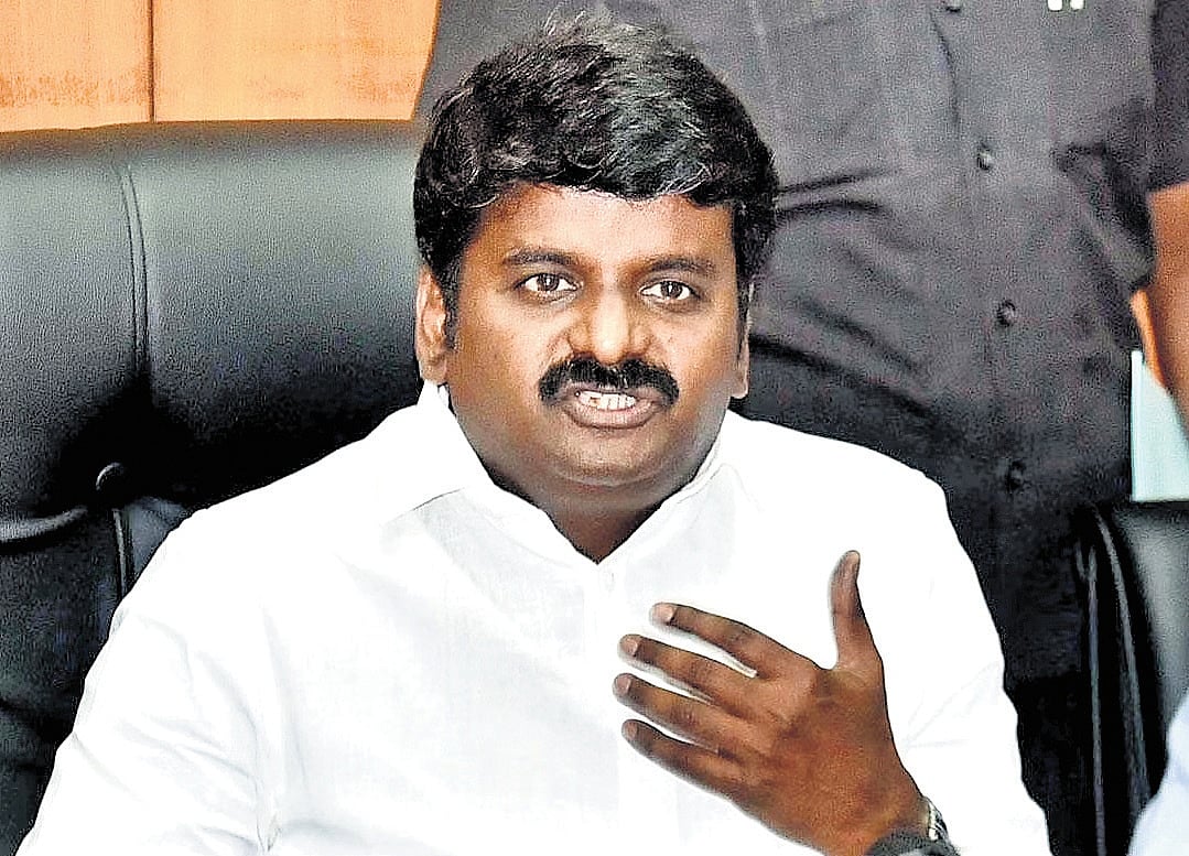 Former AIADMK minister Vijayabaskar meets supporters, says he will ...
