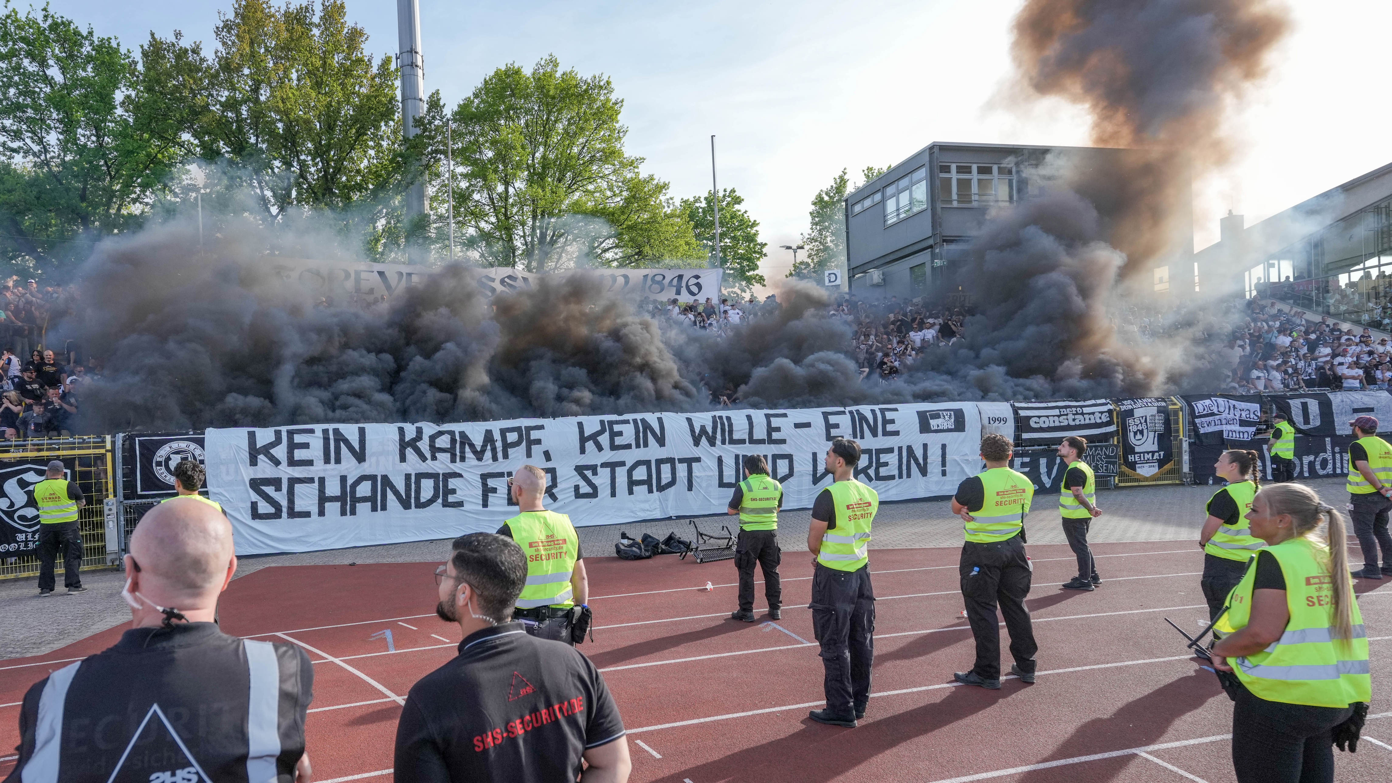 Schwarzer Rauch im Donaustadion: DFB verurteilt SSV Ulm wegen Pyro ...