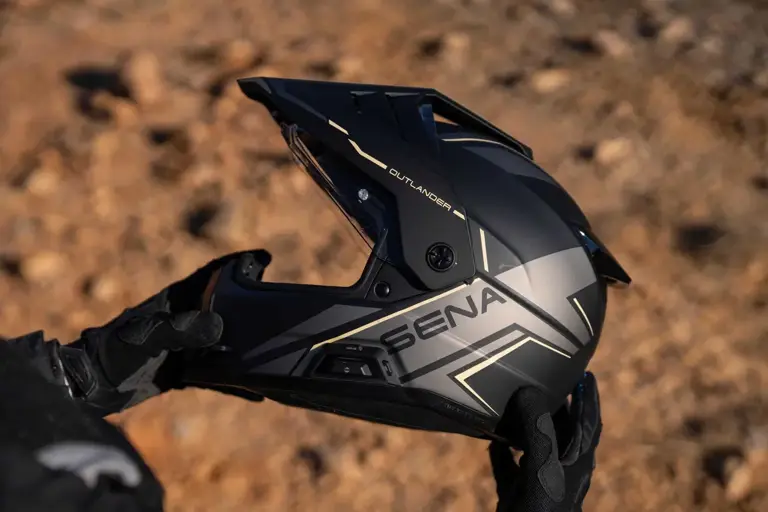 Sena Outlander: ecco il primo casco adventure con comunicazione ...