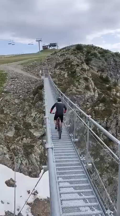 Crash Test Propain Sresh SL Une Folie VTT E Bike Jump Extreme