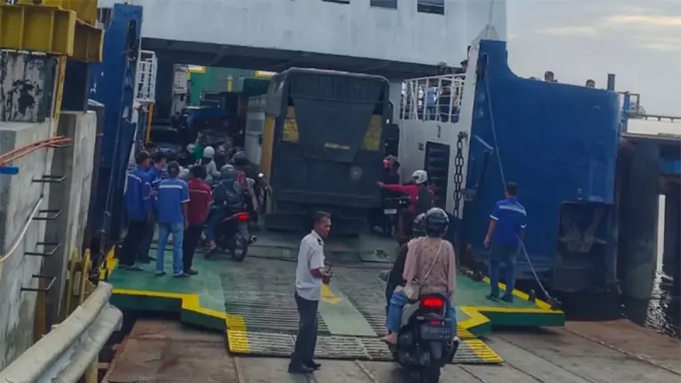 Lonjakan penumpang roro Bengkalis terjadi jelang libur akhir pekan dan ...