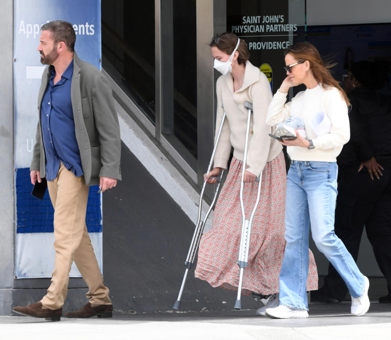Ben Affleck and Jennifer Garner team up to take daughter Violet, 20, to ...