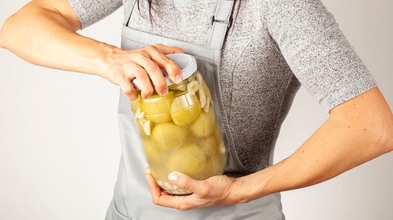 11 hacks that will help you open stubborn jars