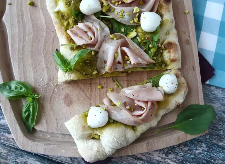 Pinsa con pesto y mortadela, ¡lista en 10 minutos!