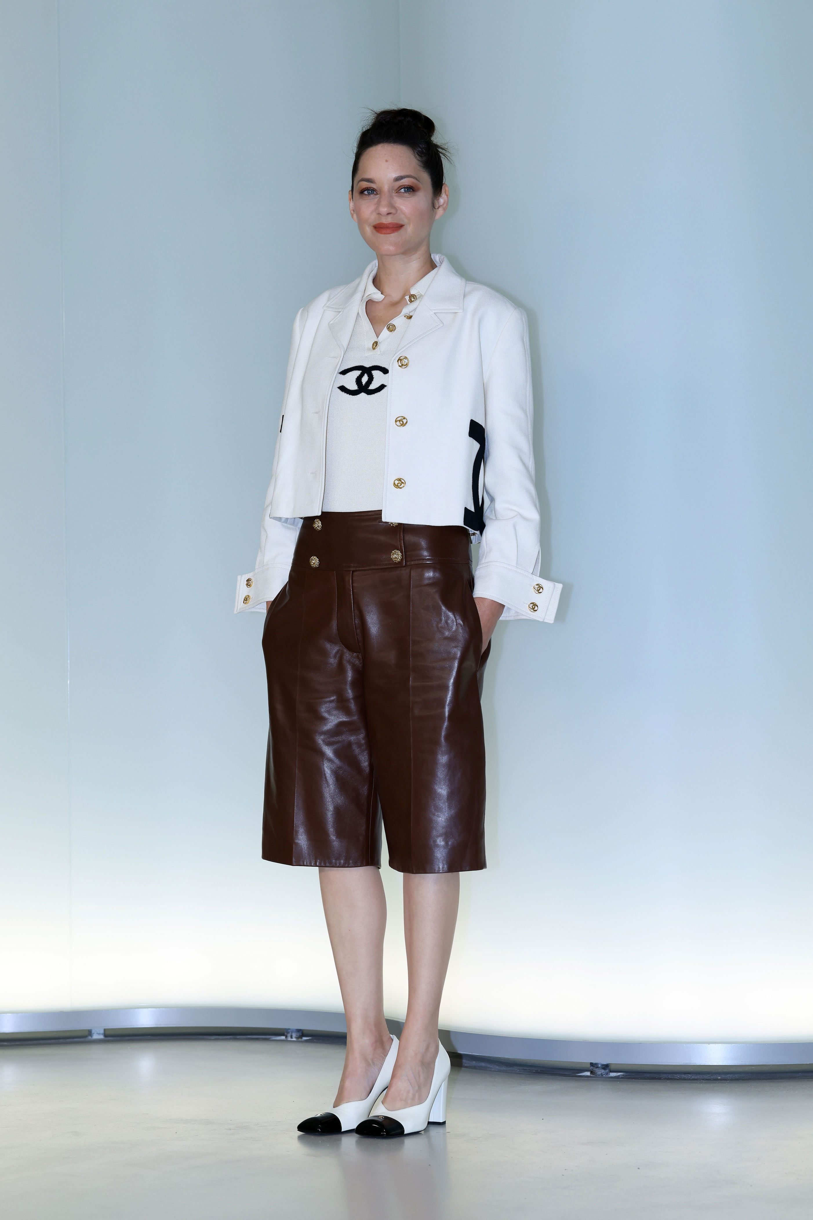 Marion Cotillard en bermuda Chanel : l'allure française prend le large ...