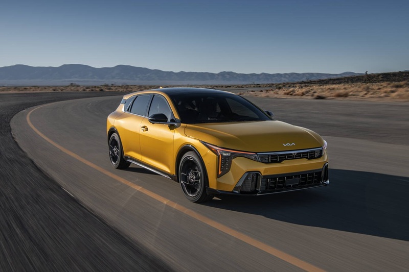 El nuevo K4 hatchback lleva a Kia por terrenos inestables
