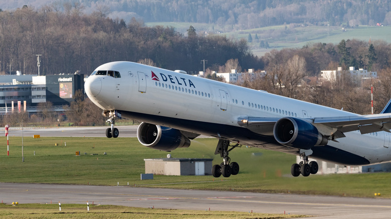10 popular wide-body passenger planes ranked from cheapest to most ...