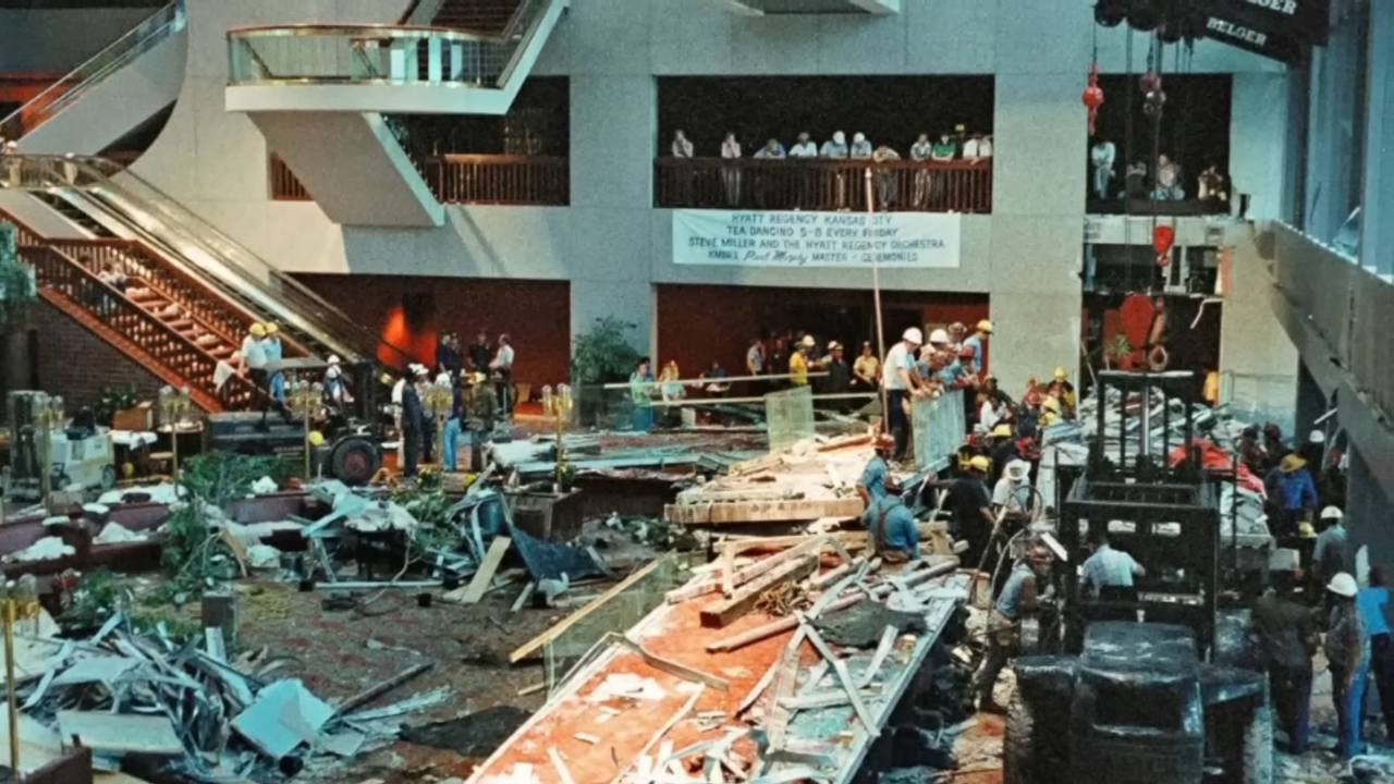 “It sounded like a bomb” – seconds later, two skywalks crushed the crowd