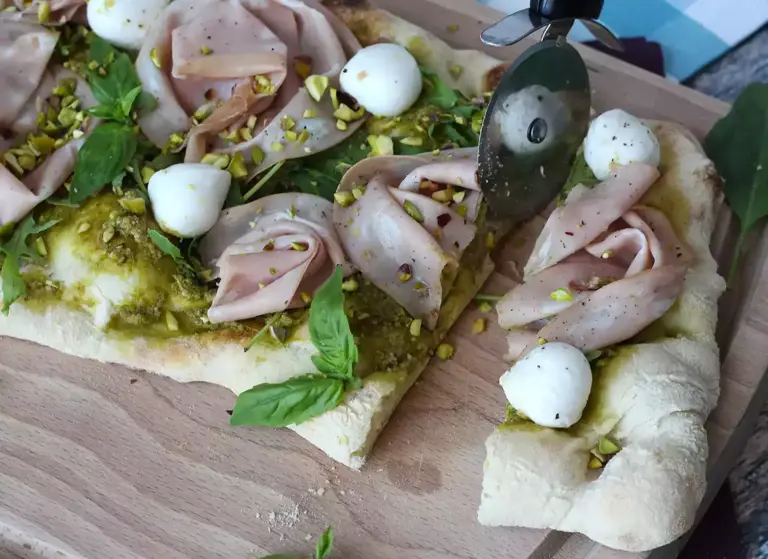 Pinsa con pesto y mortadela, lista en 10 minutos