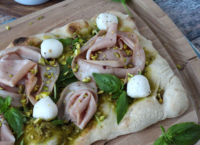 Pinsa con pesto y mortadela, lista en 10 minutos