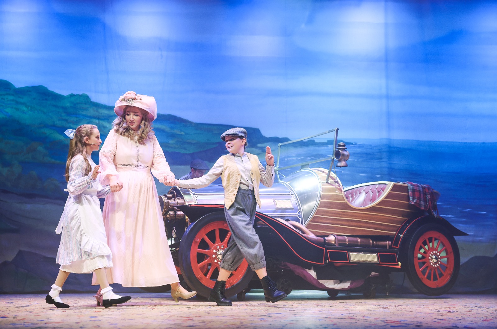 Flying high! Milton Keynes amateur dramatic society deliver spectacular ...