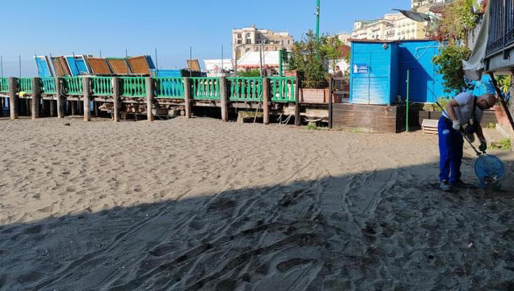Napoli, pulita la spiaggia Donn’Anna. Concessioni, il sindaco: “Siamo ...