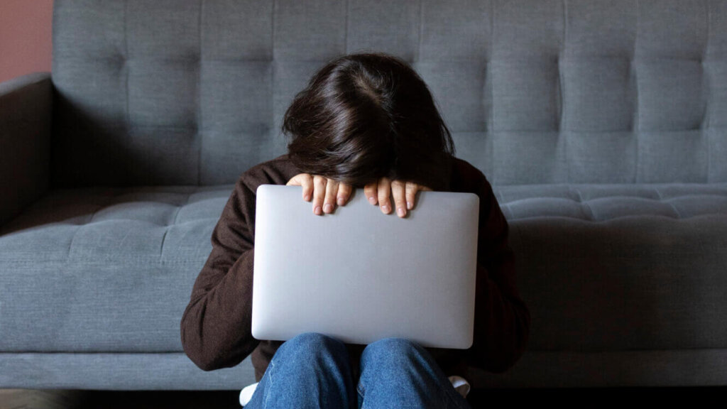 Arezzo, adolescente perseguitato tra social e violenza: cinque giovani ...