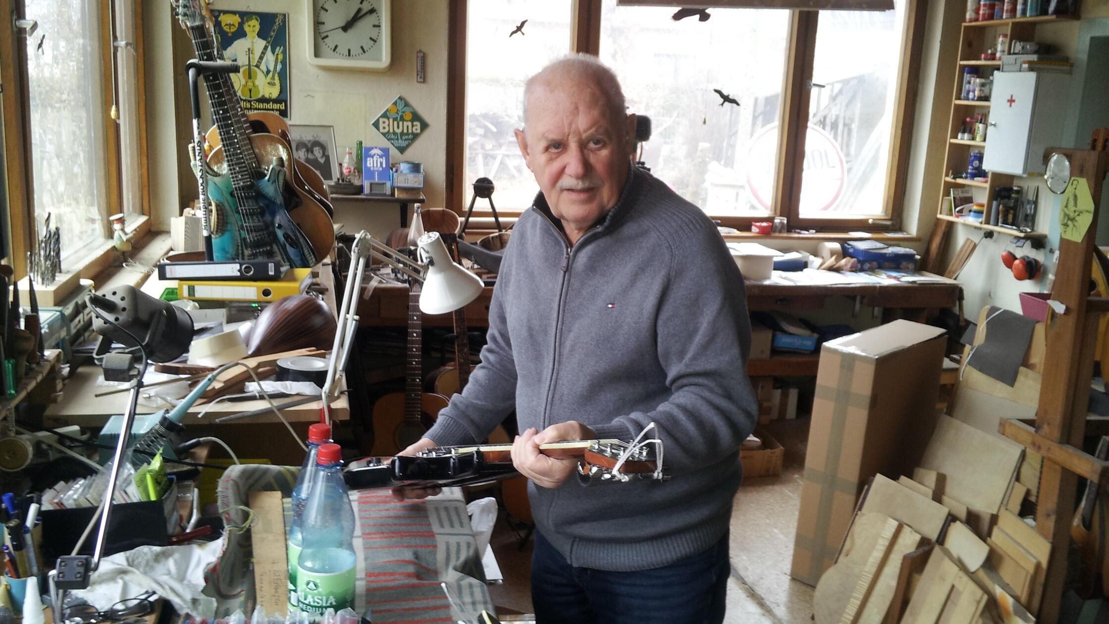 Chef der legendären Marke aus Erlangen: Gitarrenbauer Walter Hoyer ist ...