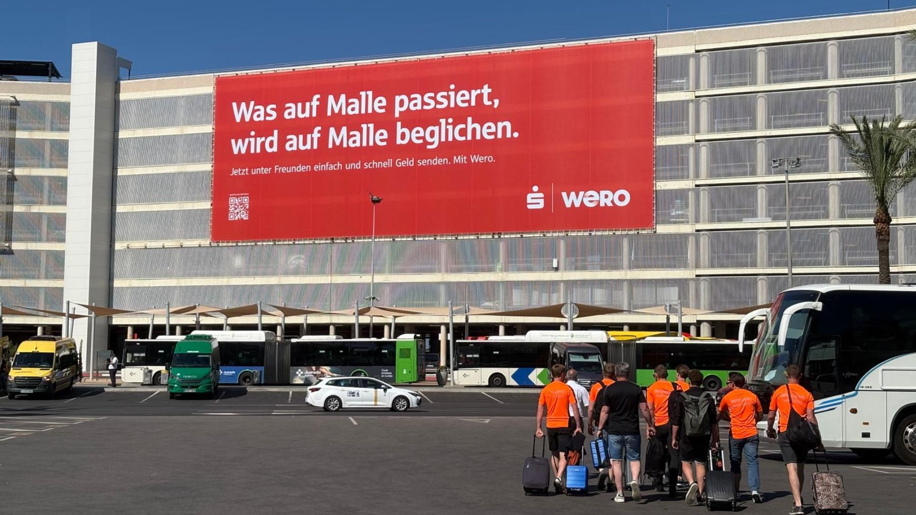 Prohens exige a Aena retirar el «monstruoso» cartel a favor del turismo ...