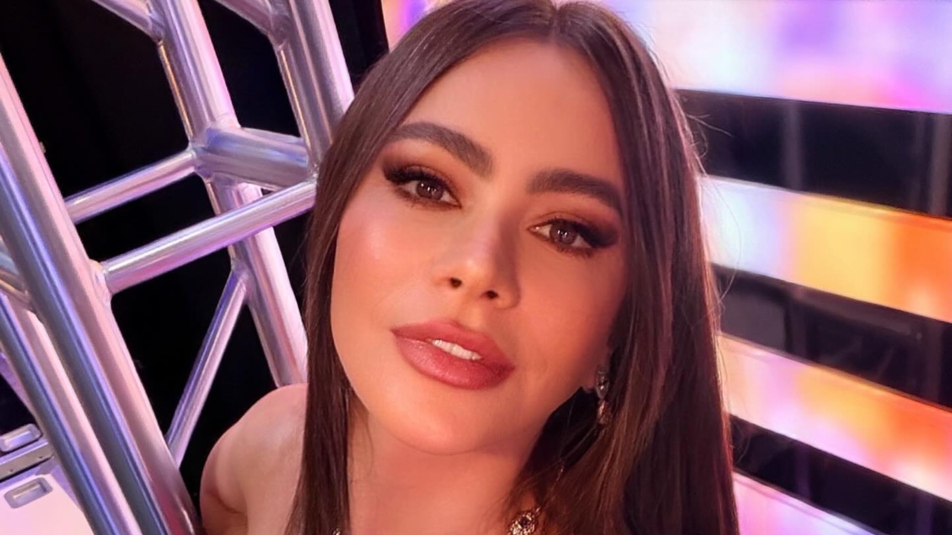 In een witte midi-jurk creëert Sofía Vergara een stralende look